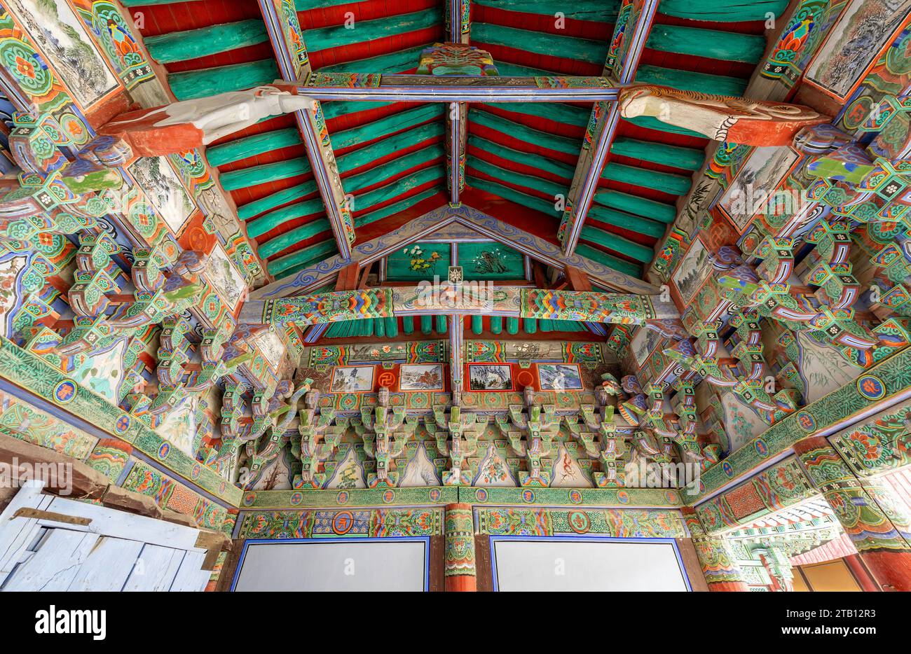 Intricate detail colourful painted patterns in Wooden Korean Temple ...