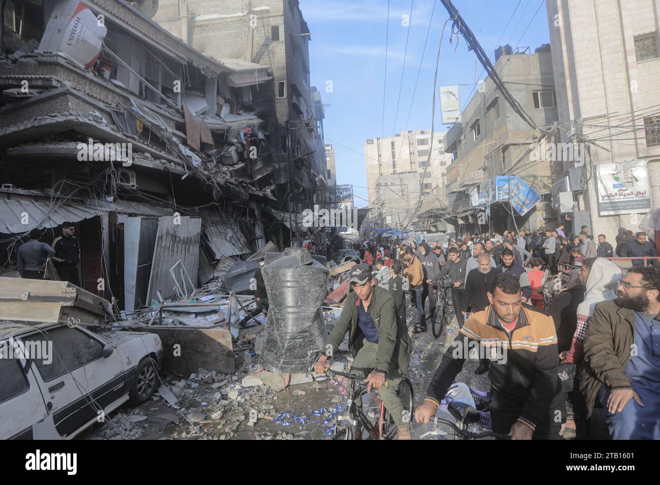 Khan Yunis, Palestinian Territories. 04th Dec, 2023. Palestinians ...