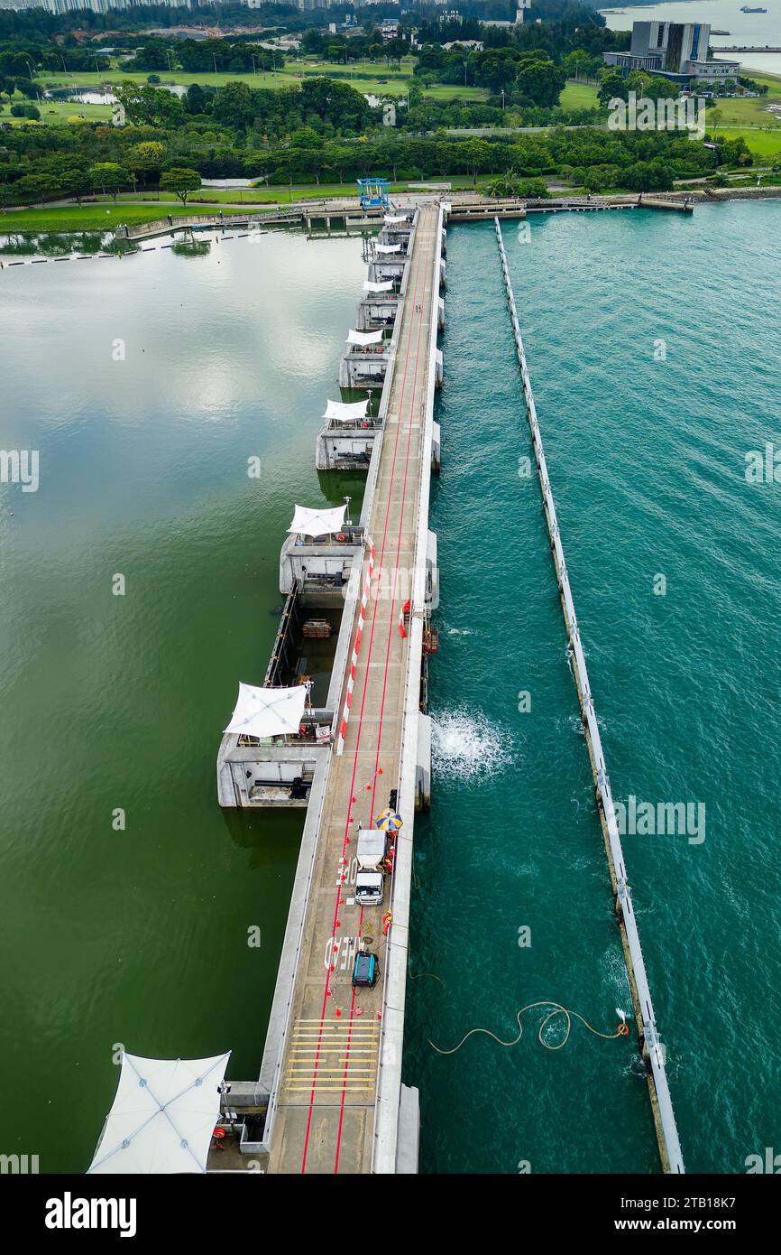 Aerial view of the Marina Barrage separating the freshwater reservoir ...