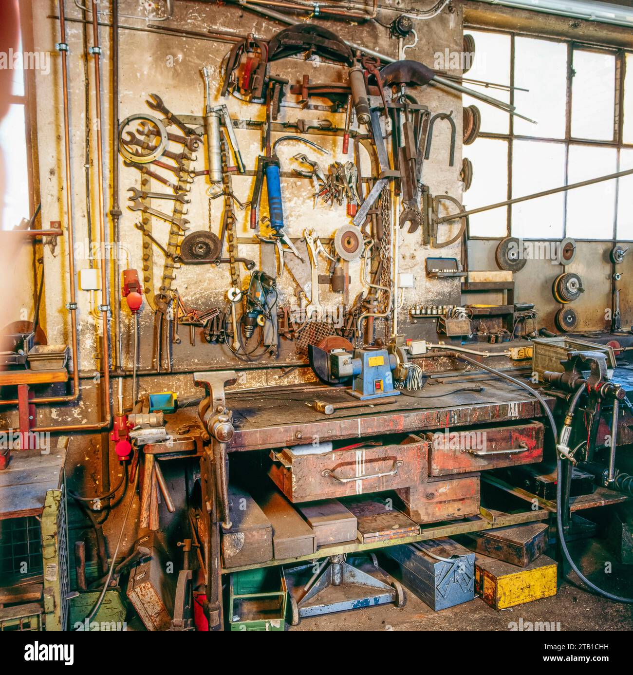 Rundown garage hi-res stock photography and images - Alamy
