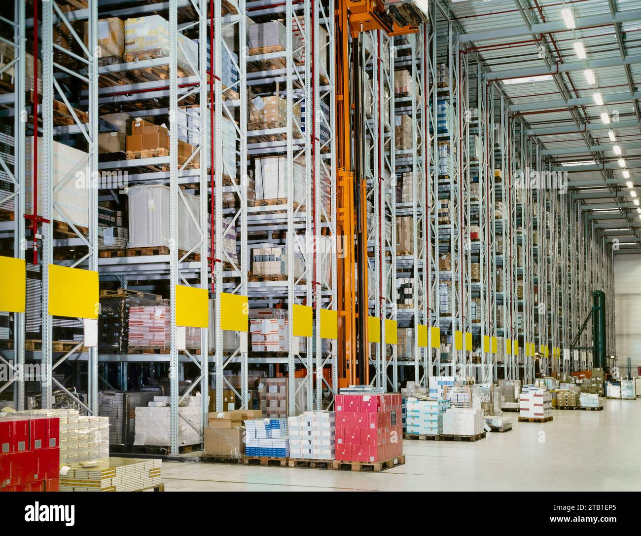 Warehouse racking hi-res stock photography and images - Alamy