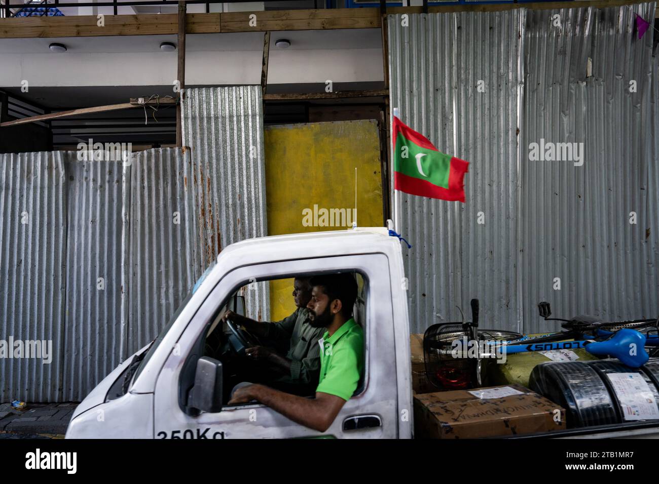 Maldives. 04th Dec, 2023. Workers fly a Maldives flag on their truck ...