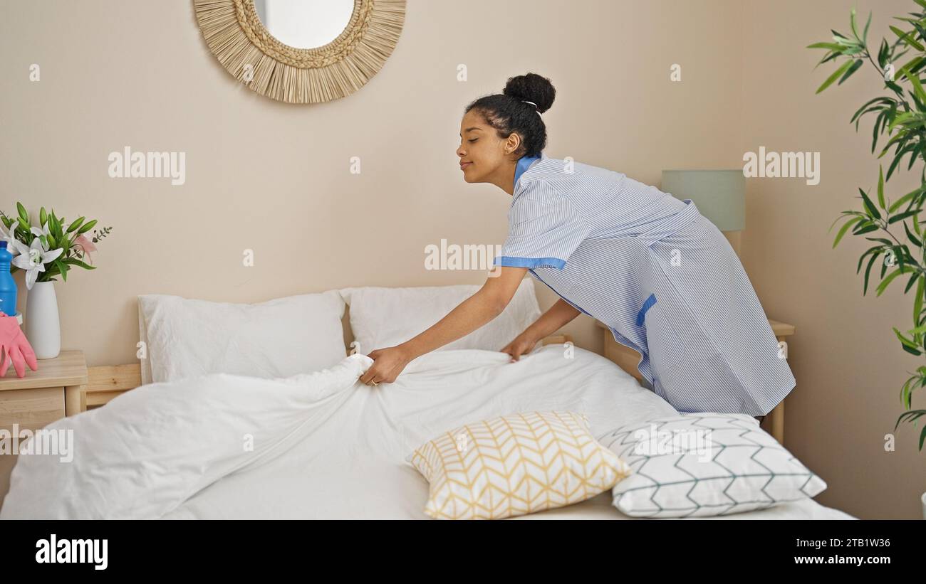 Household housewife making bed hi-res stock photography and images - Alamy