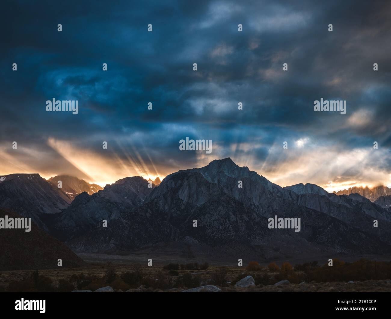 God rays hi-res stock photography and images - Alamy