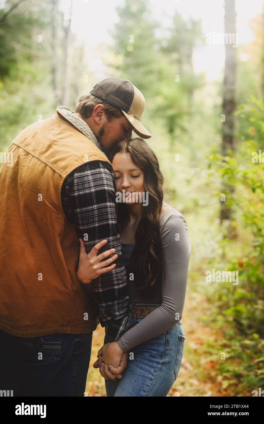 Couples embracing hi-res stock photography and images - Alamy