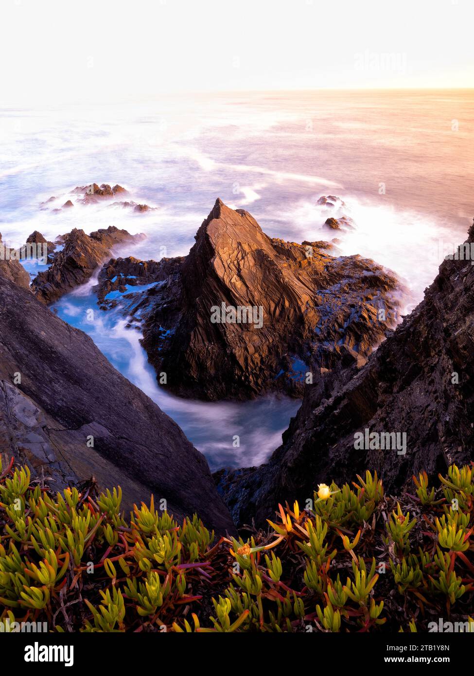 Plunging cliff hi-res stock photography and images - Alamy