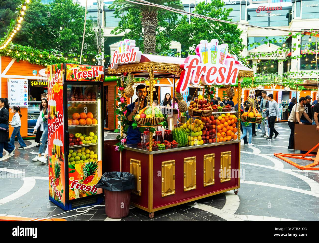 Fruit and juices at the street farmers market Stock Photo - Alamy