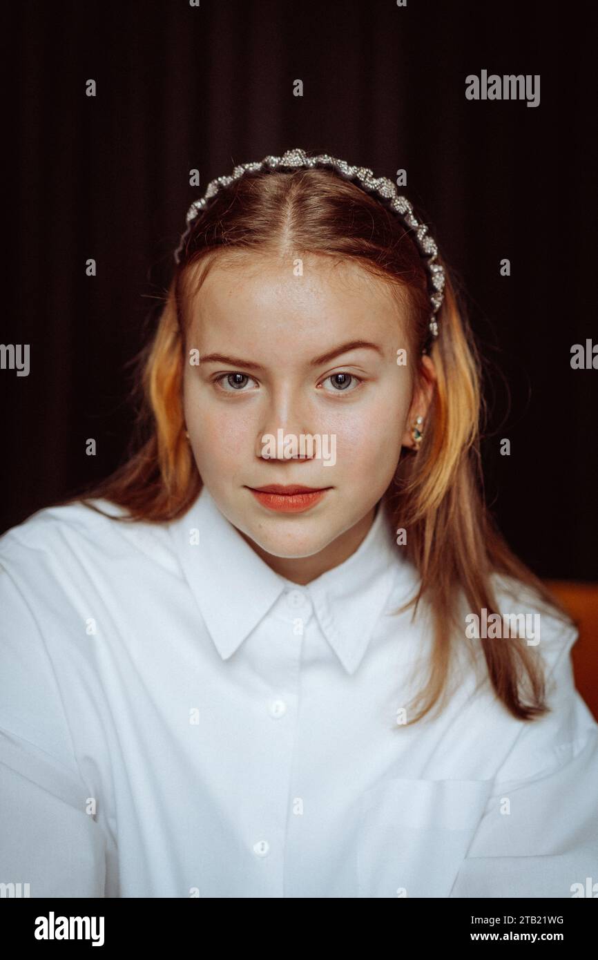 Portrait girl surprised face hi-res stock photography and images - Alamy