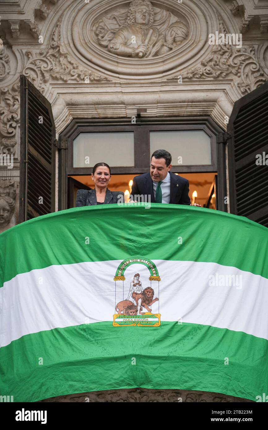 The president of the Junta de Andalucía, Juanma Moreno (r), and ...