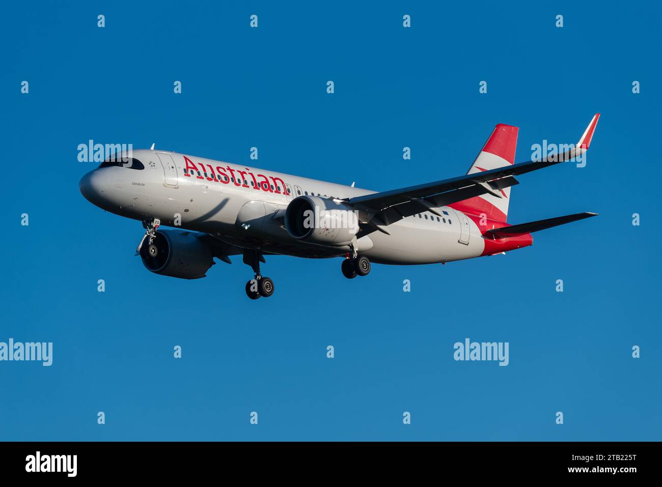 Austrian Airlines Airbus A320-271N airliner jet plane OE-LZQ on finals ...