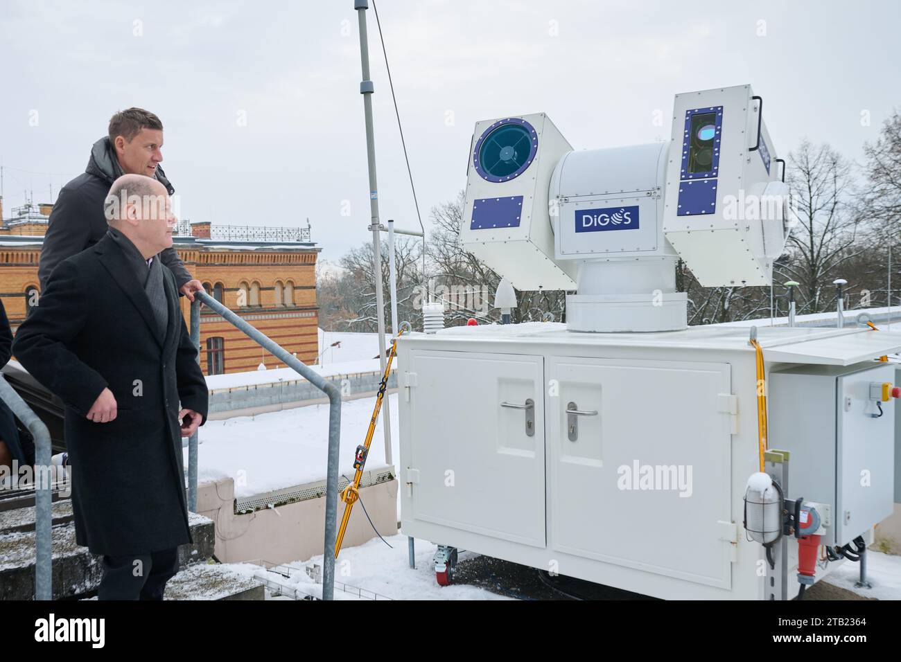 Laser ranging station hi-res stock photography and images - Alamy