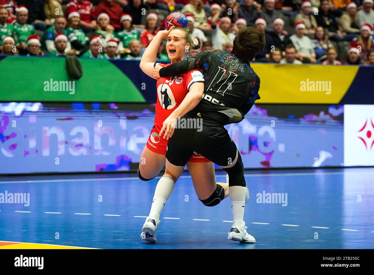 Stavanger 20231203.Norway's Thale Rushfeldt Deila (Left) and South ...