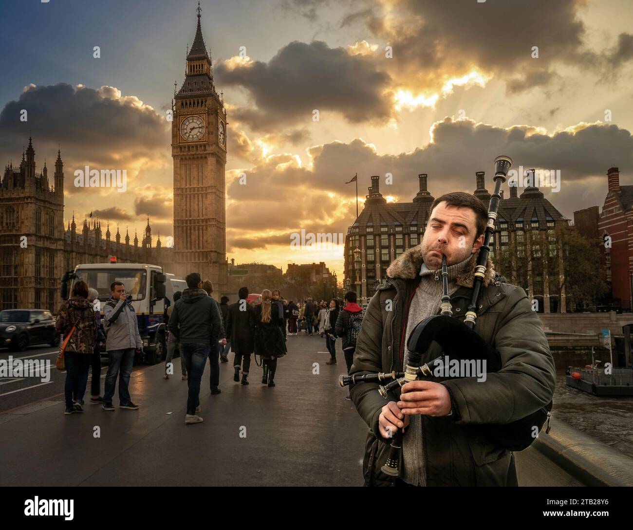 Old people playing bridge hi-res stock photography and images - Alamy