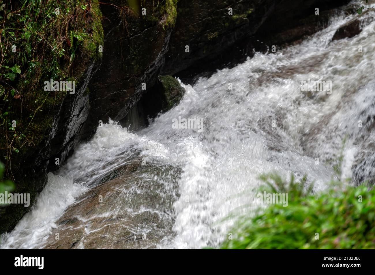 Creek flowing between large rocks hi-res stock photography and images ...