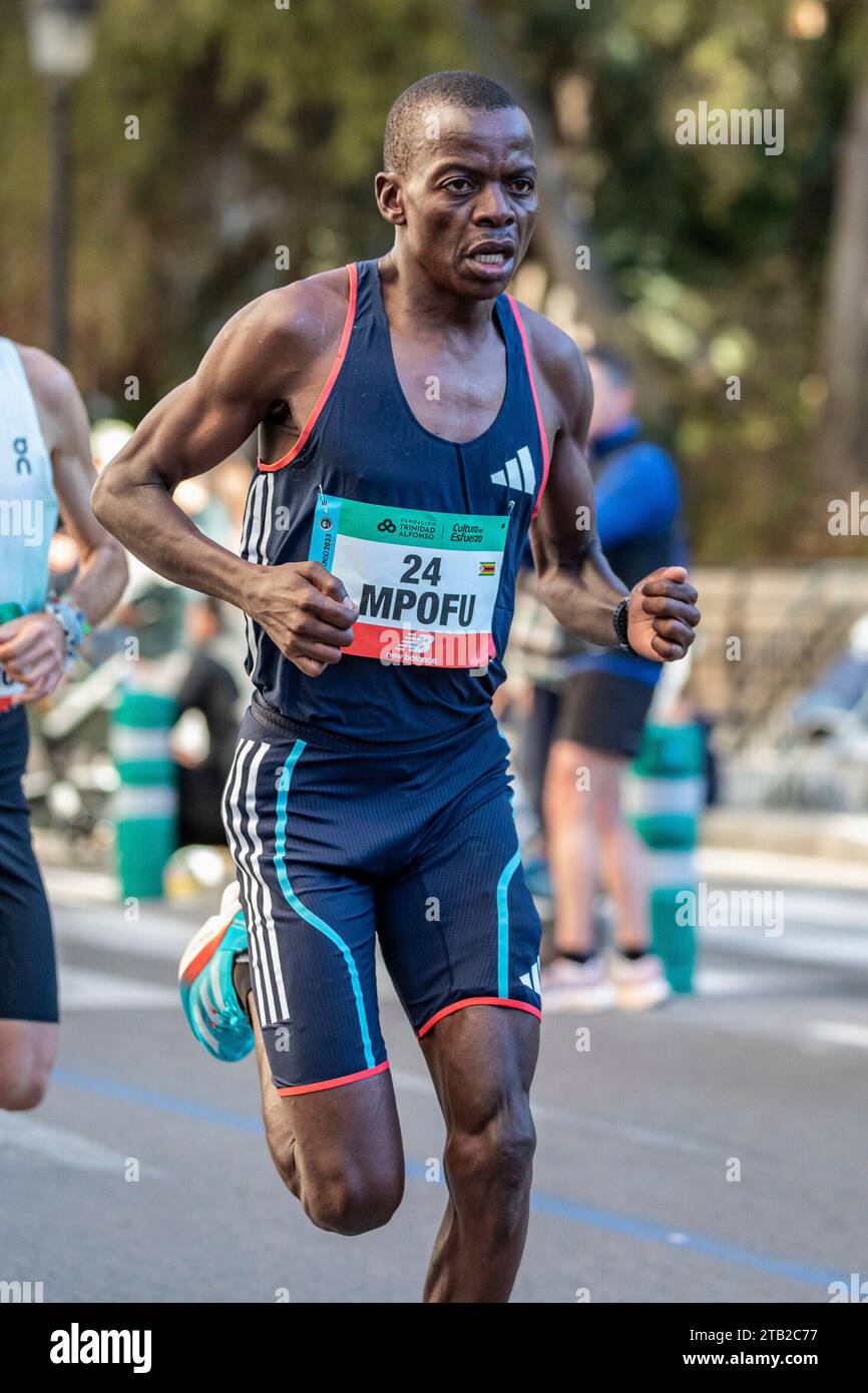 Isaac MPOFU (#24) beim Marathon-Lauf in Valencia (Spanien) am 3 ...