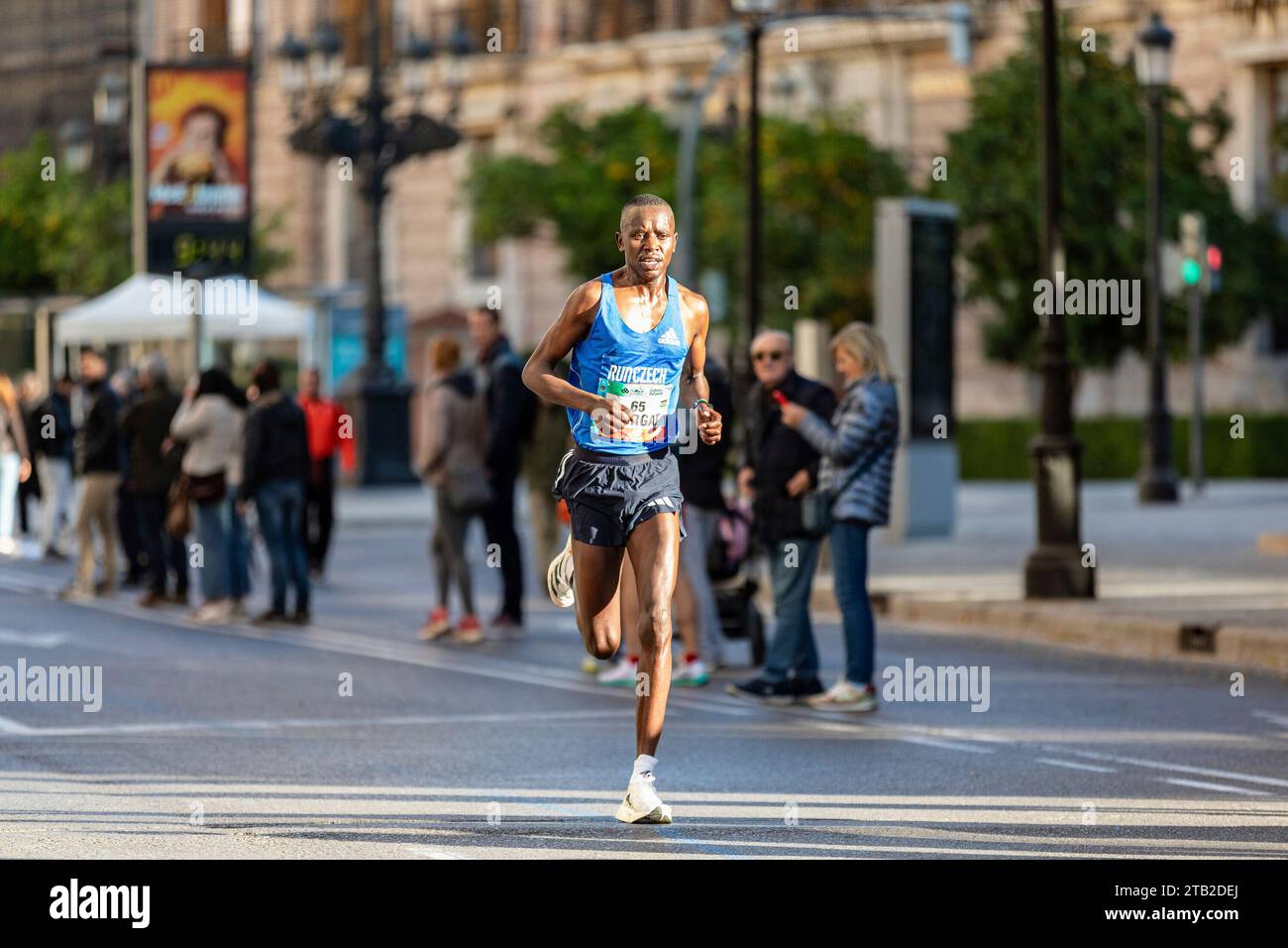 Stanley KURGAT (#65) beim Marathon-Lauf in Valencia (Spanien) am 3 ...
