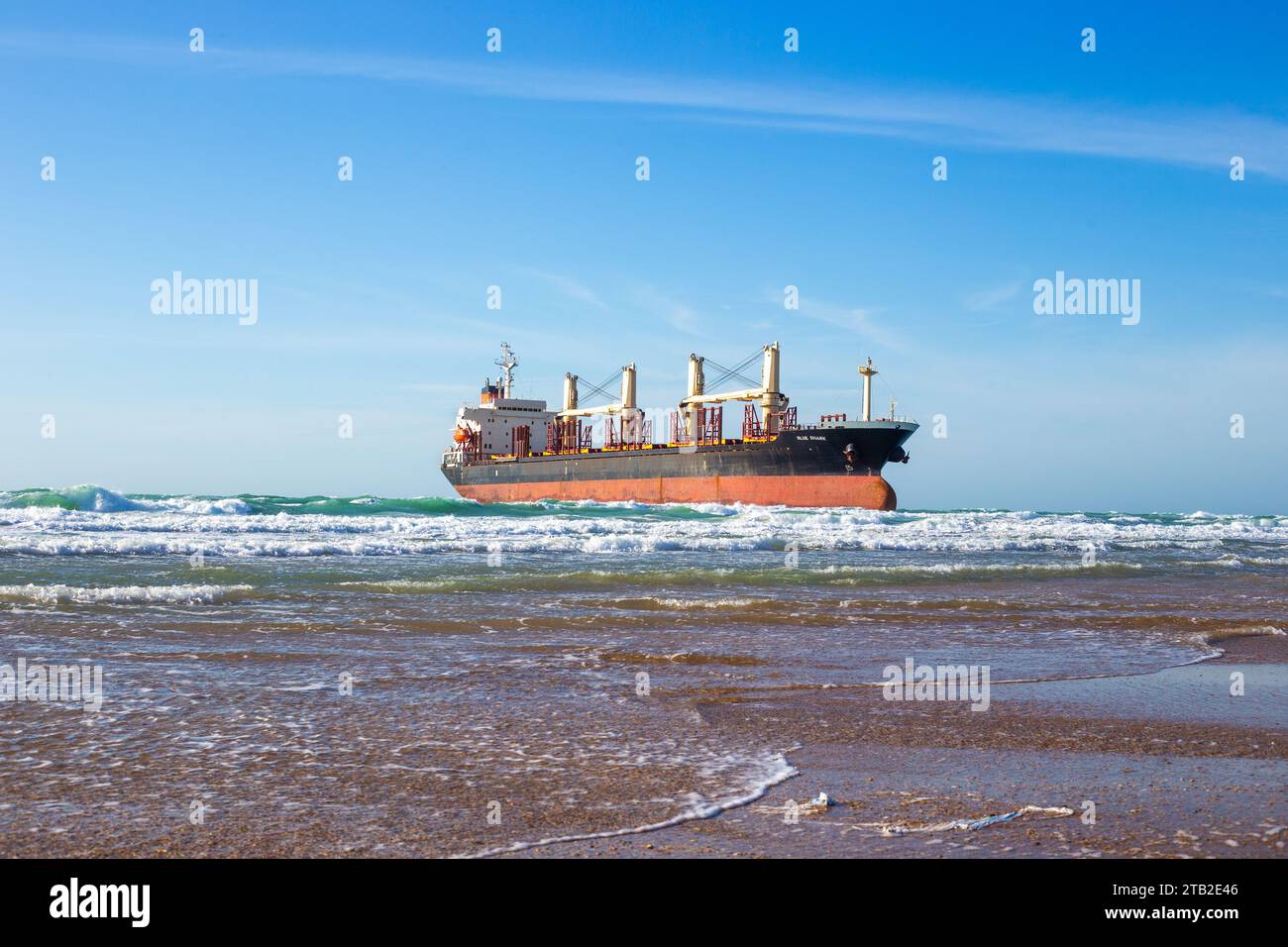A ship aground hi-res stock photography and images - Alamy
