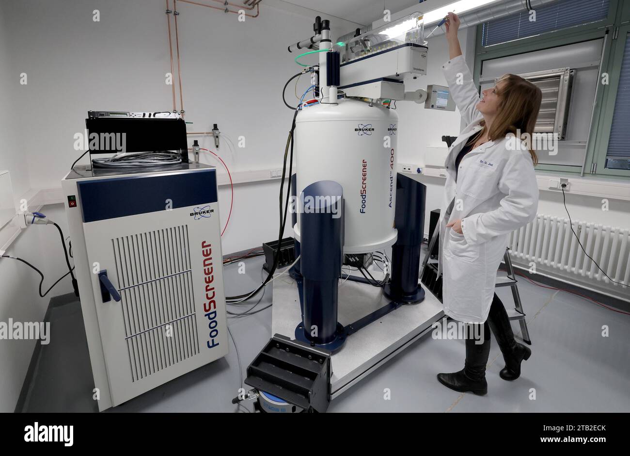 Chemist spectrometer sample hi-res stock photography and images - Alamy