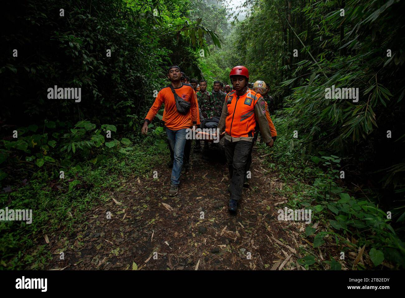 West Sumatra, Indonesia. 4th Dec, 2023. Rescuers transfer the injured ...