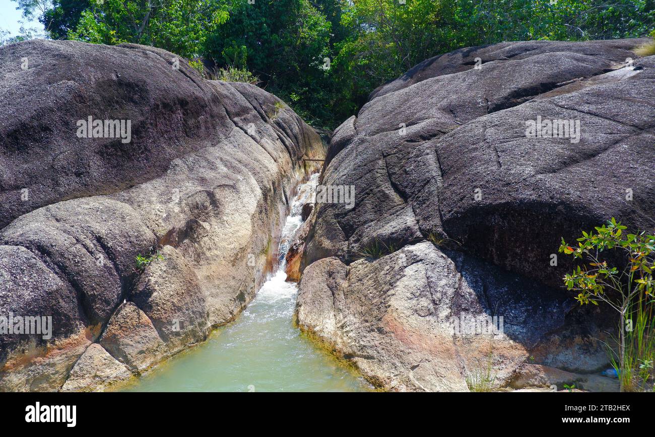 Big stone in river hi-res stock photography and images - Alamy