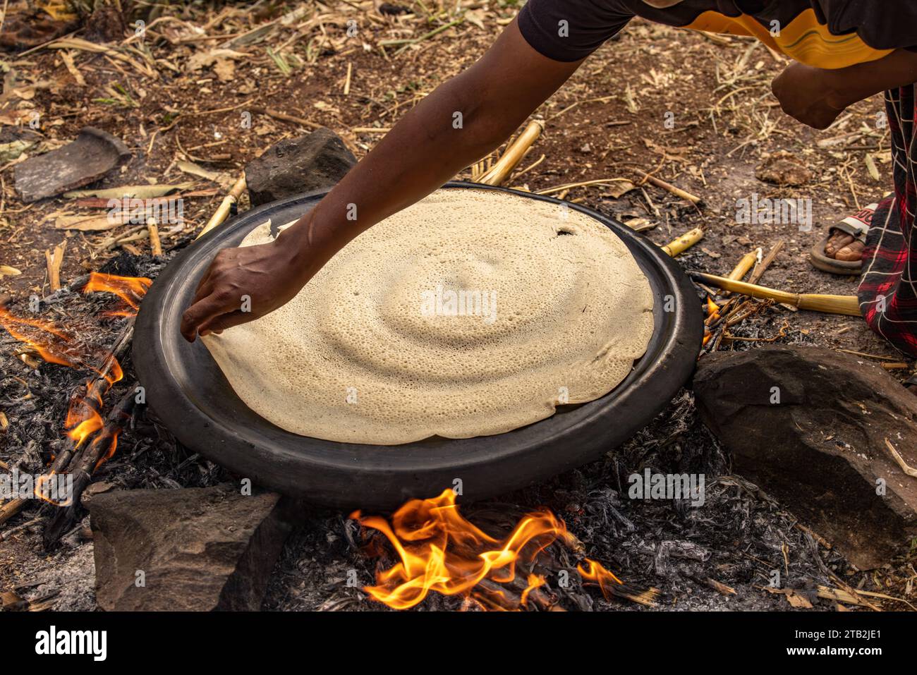 Making injera flatbed by the Ari Tribe, Omo Valley Stock Photo - Alamy