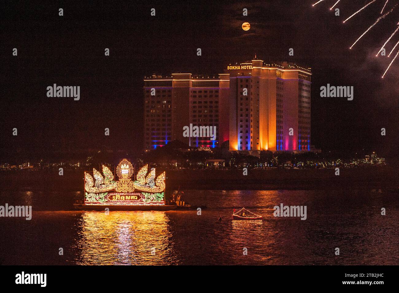 Tonle sap river moon festival hi-res stock photography and images - Alamy
