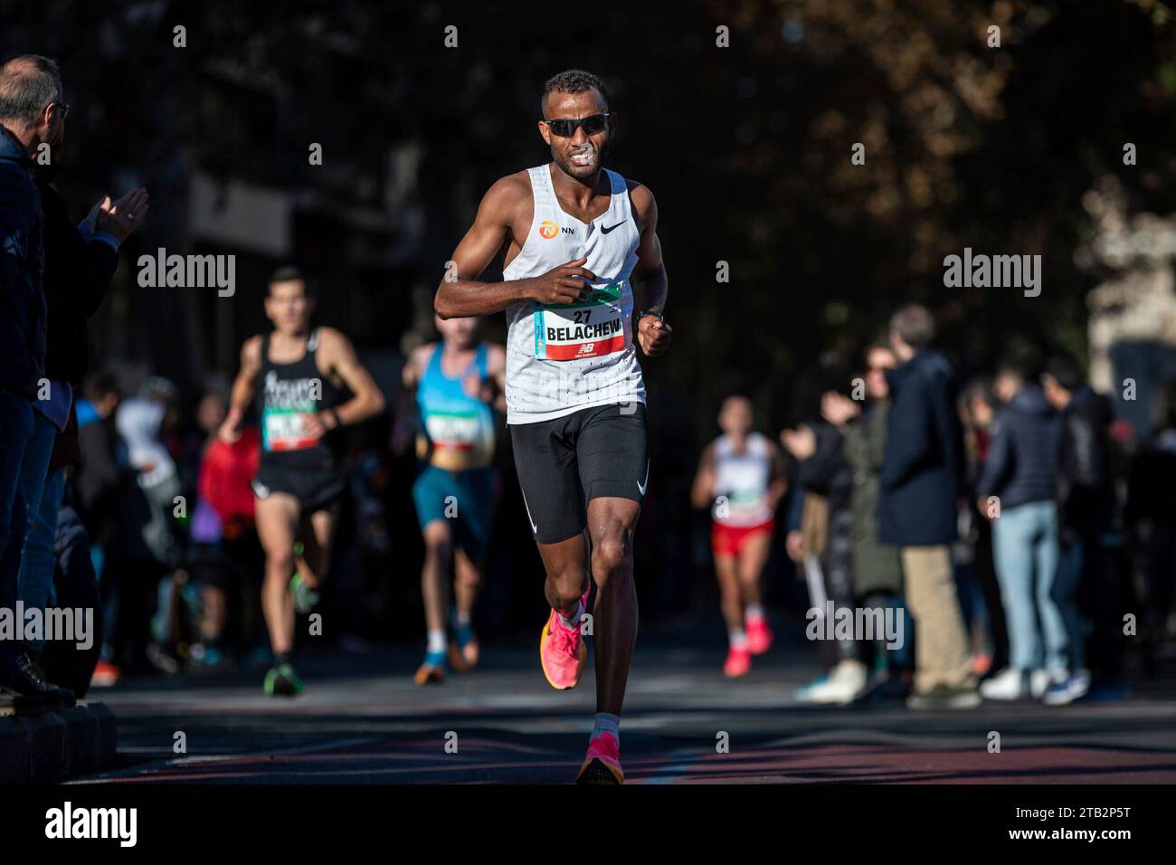 Godadaw BELACHEW (#27) beim Marathon-Lauf in Valencia (Spanien) am 3. Dezember 2023 Stock Photo ...