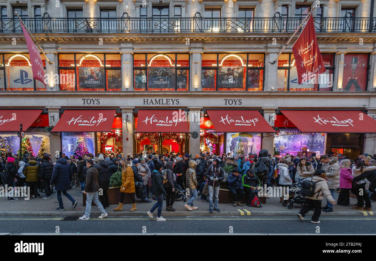 A very busy London outside Hamleys during the festive period Stock ...