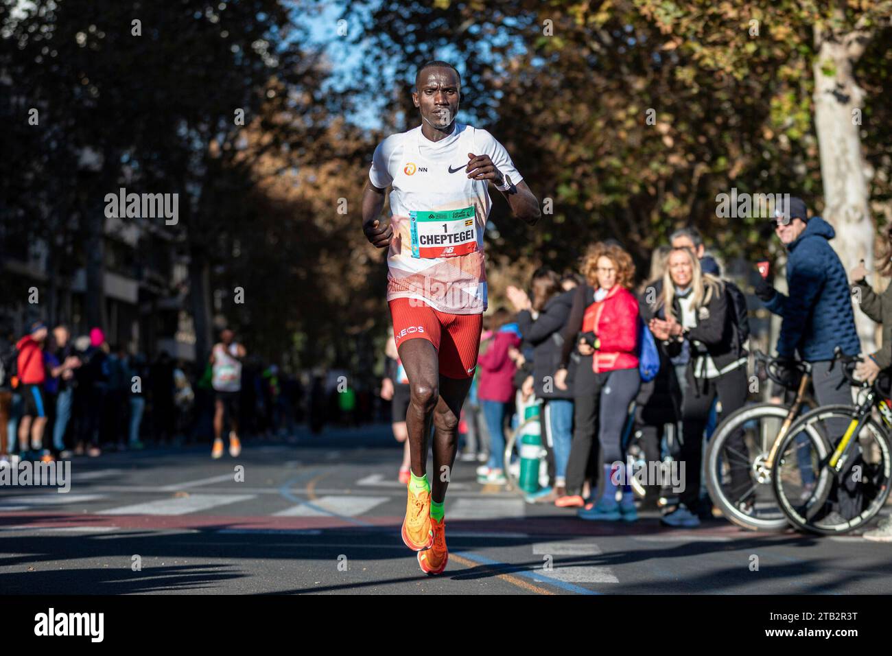Joshua CHEPTEGEI (#1) beim Marathon-Lauf in Valencia (Spanien) am 3 ...