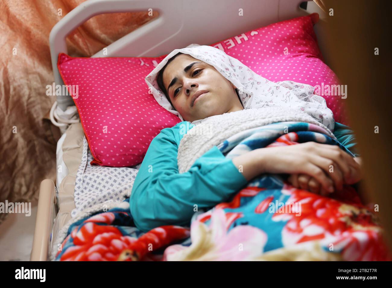Palestinian Hadeel Mohsen, sitting with her mother and sister in Al ...