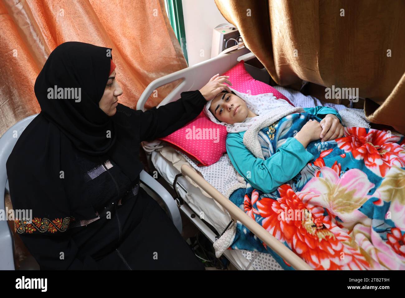 Palestinian Hadeel Mohsen, sitting with her mother and sister in Al ...