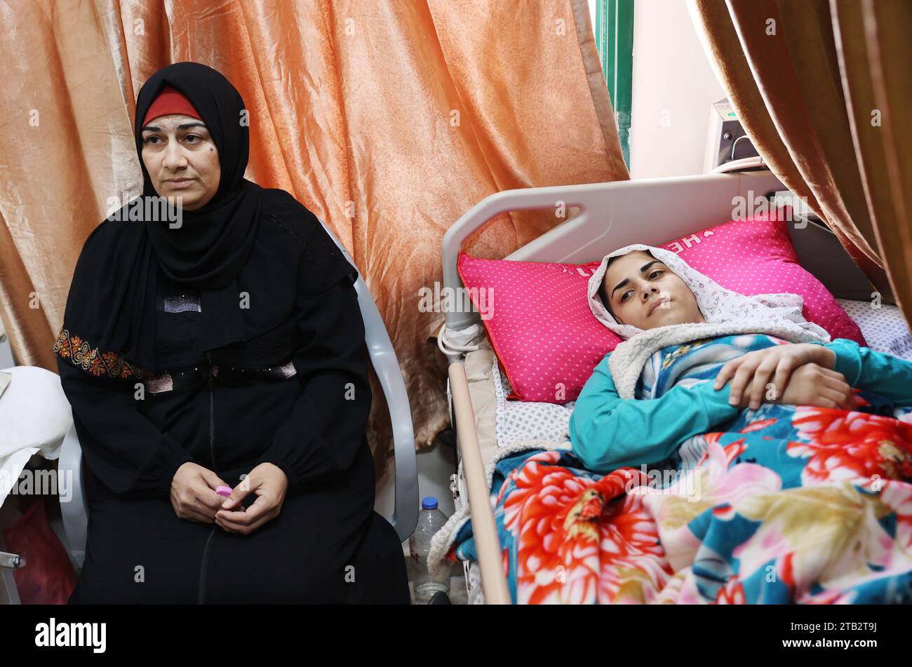 Palestinian Hadeel Mohsen, sitting with her mother and sister in Al ...