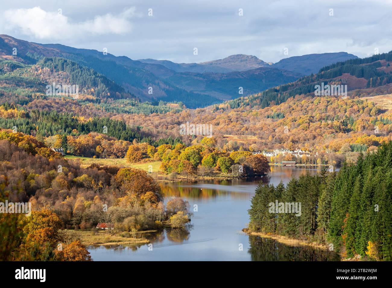 Beautiful Autumn colours on Loch Ard in the Trossachs National Park ...