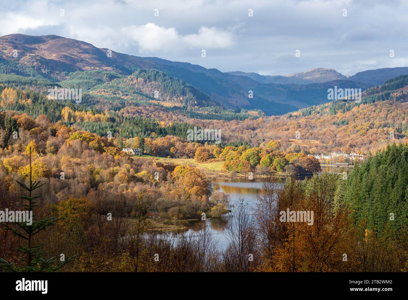 Beautiful Autumn colours on Loch Ard in the Trossachs National Park ...