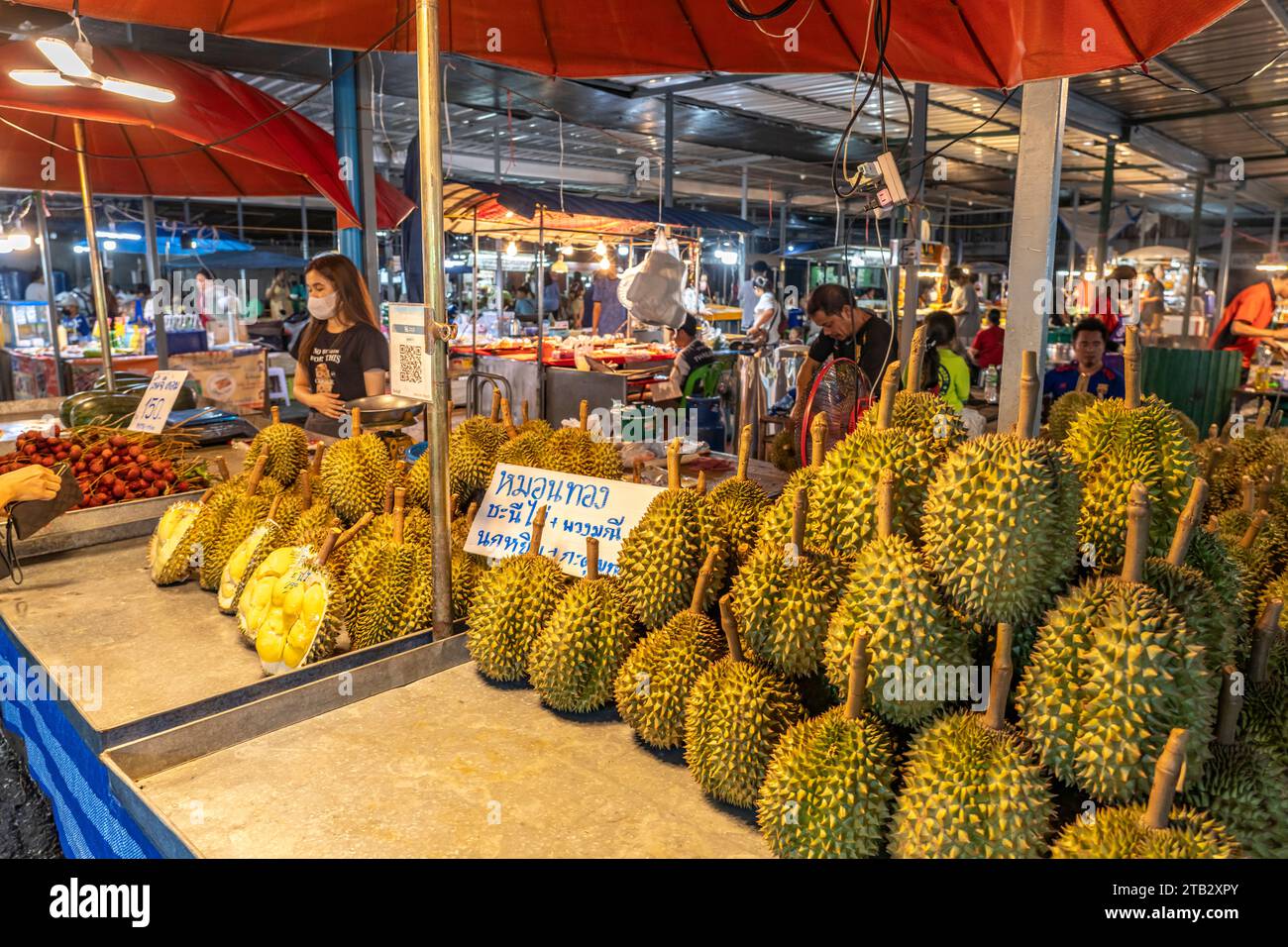 Stand mit Durian Früchten auf dem Nachtmarkt in Trat, Thailand, Asien ...