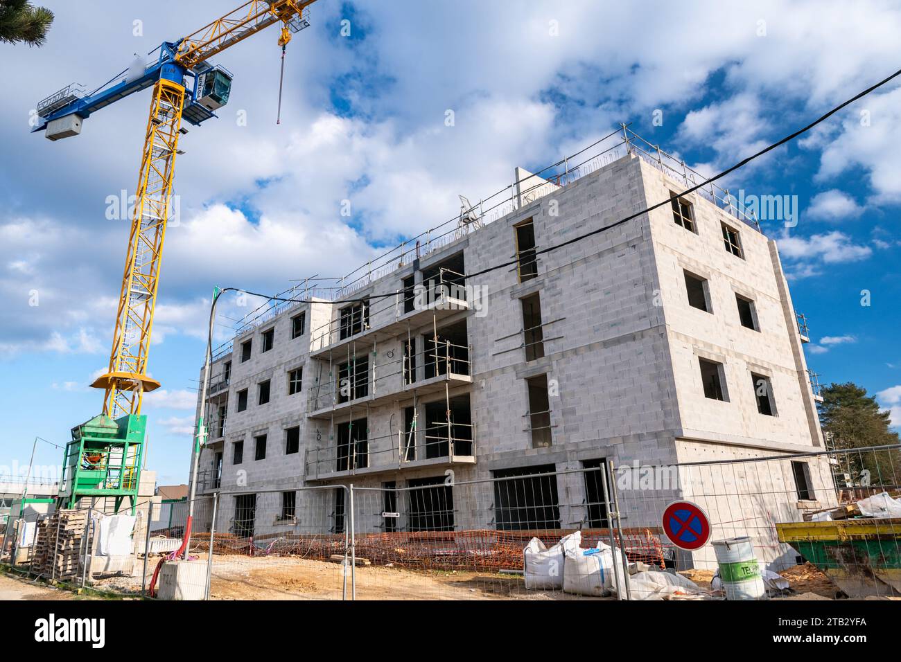 Buildings under construction works hi-res stock photography and images ...