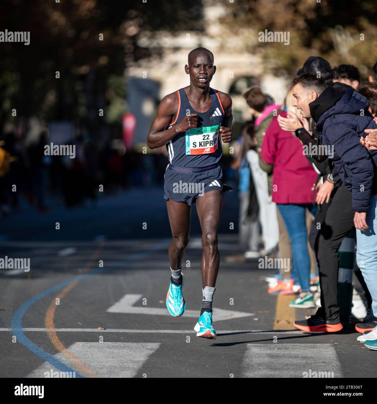 Stephen KIPROP (#22) beim Marathon-Lauf in Valencia (Spanien) am 3. Dezember 2023 Stock Photo ...