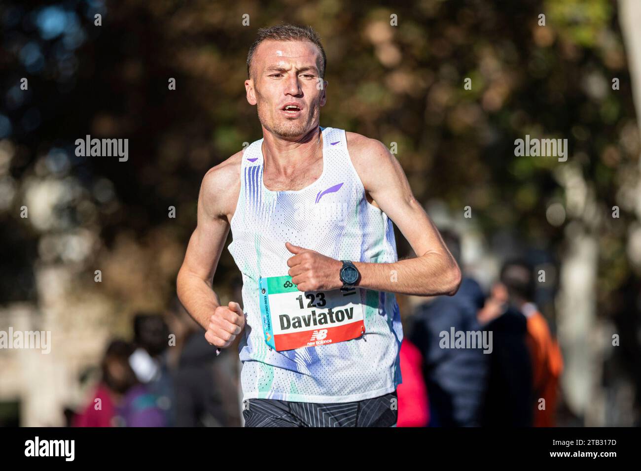 Shokhrukh DAVLATOV (#123) beim Marathon-Lauf in Valencia (Spanien) am 3 ...