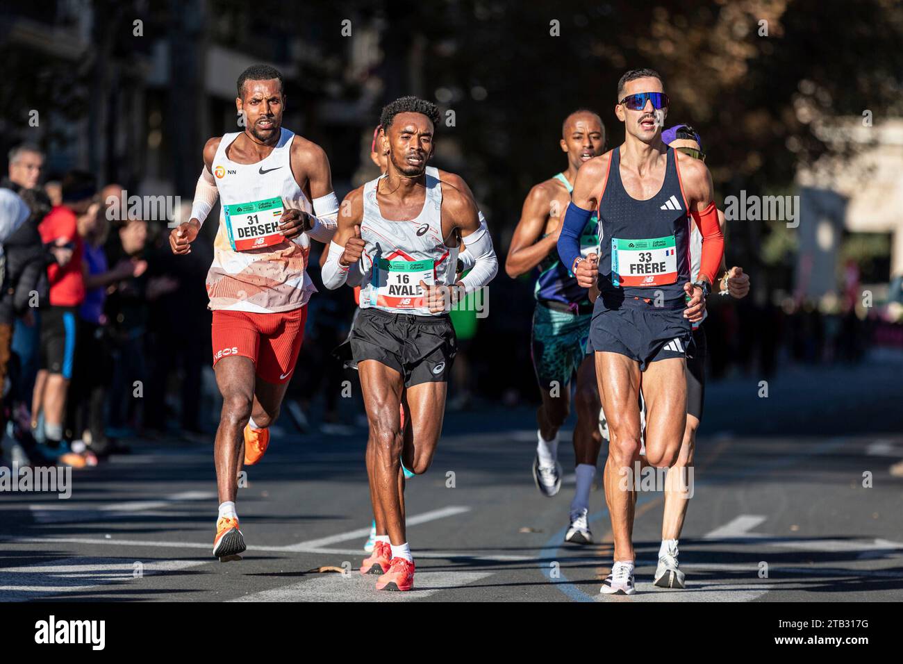 Derseh KINDIE (#31), Gashau AYALE (#16) und Mehdi FRERE (#33) beim Marathon-Lauf in Valencia ...
