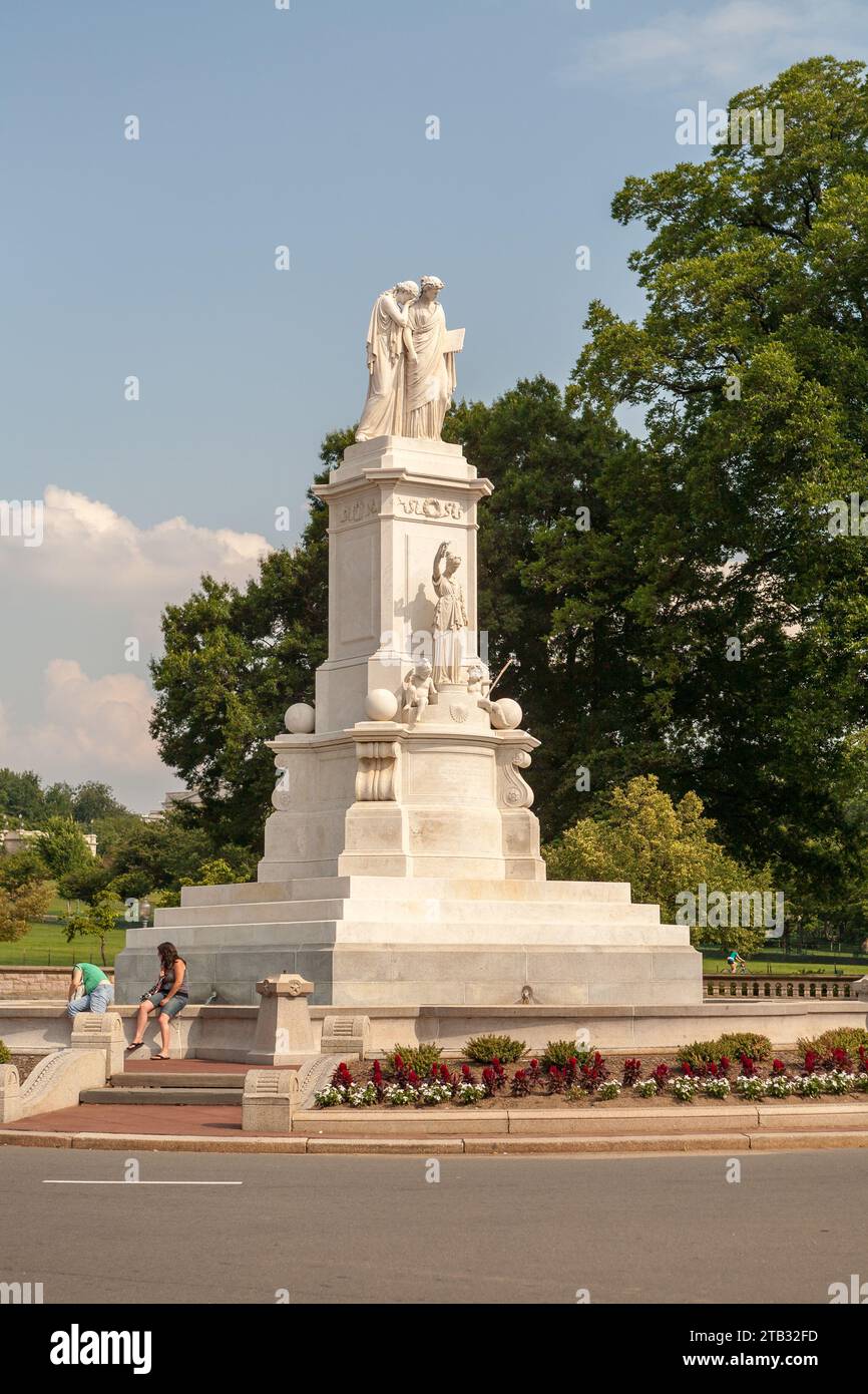 Statue washington dc pedestal hi-res stock photography and images - Alamy