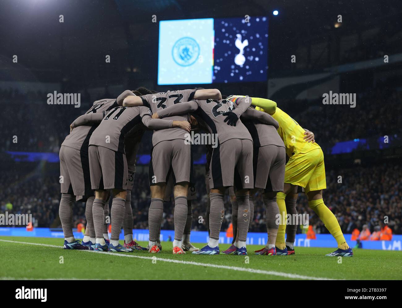 Tottenham hotspur players huddle hi-res stock photography and images ...