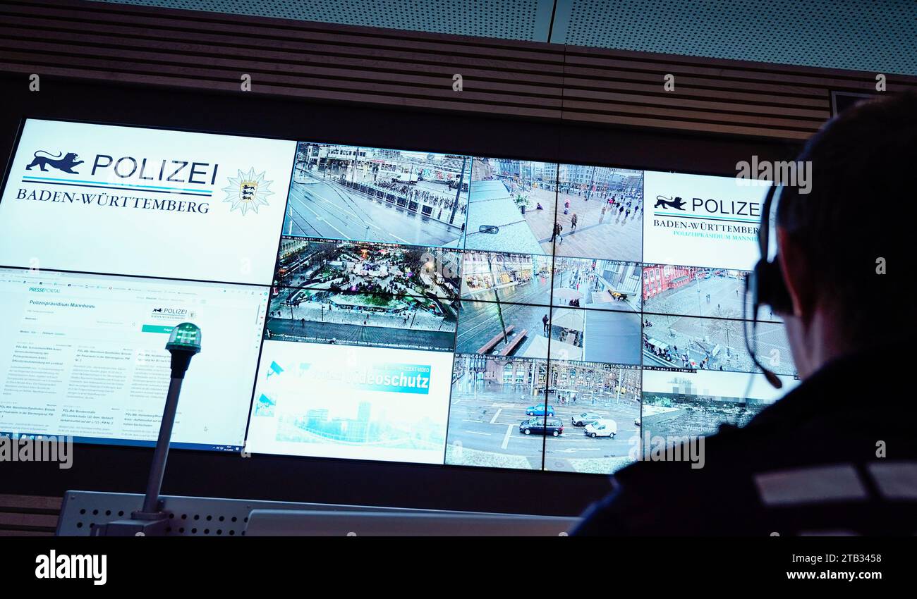 Command center wall hi-res stock photography and images - Alamy