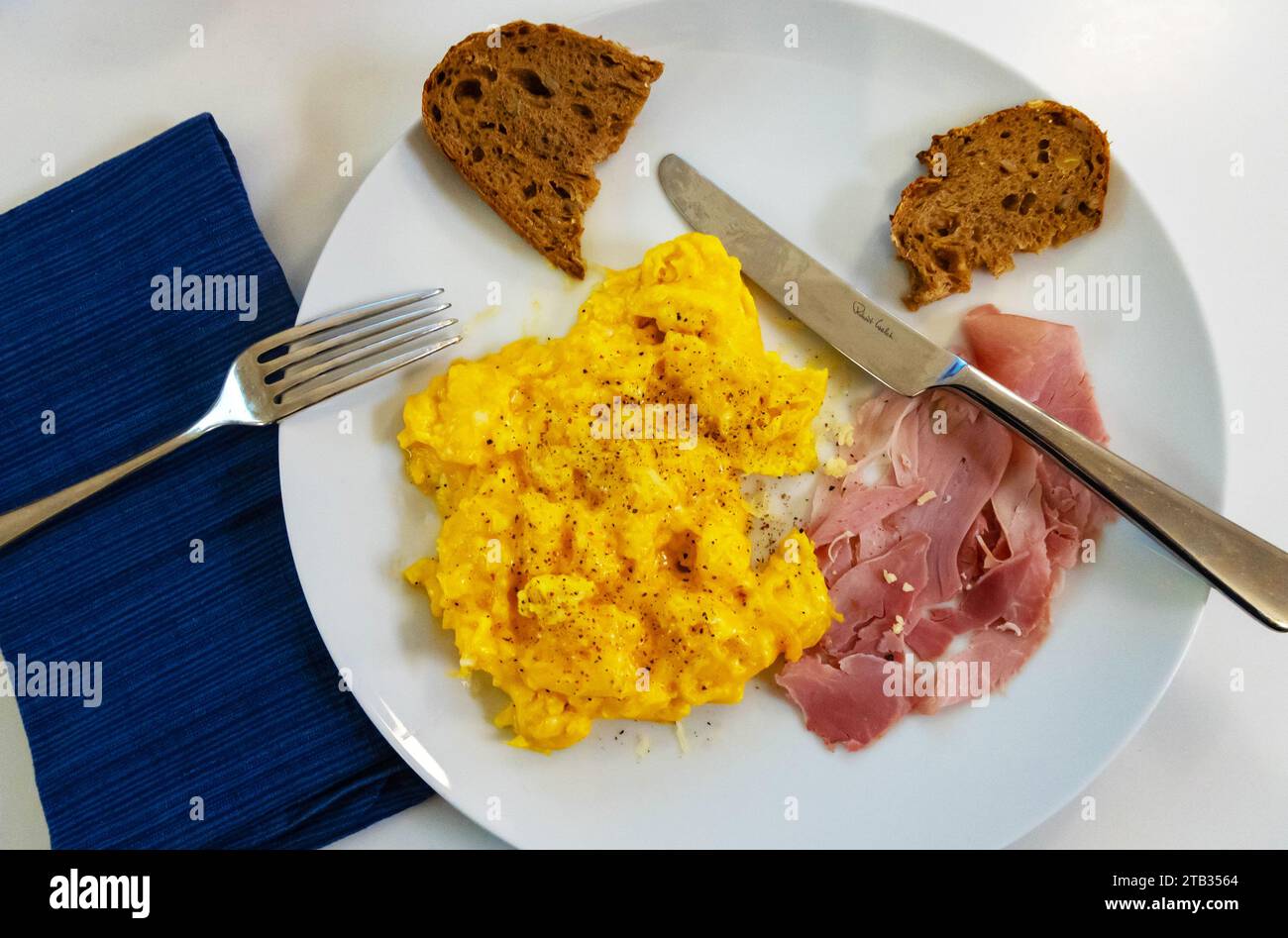 Scrambled eggs and ham Stock Photo - Alamy