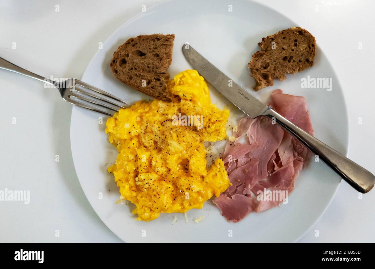Scrambled eggs and ham Stock Photo - Alamy