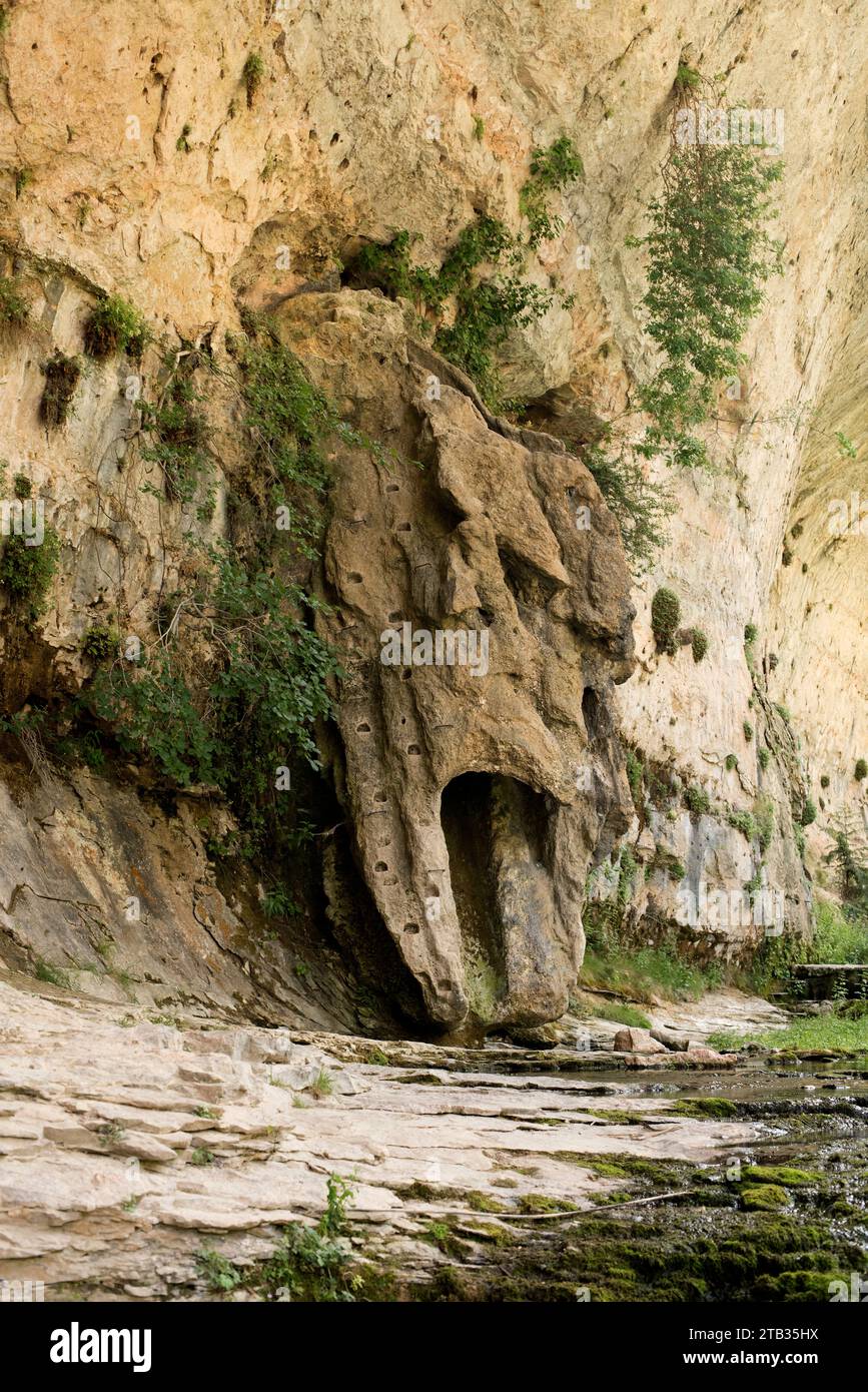 Nacimiento del Rio Pitarque (chimenea). Alto Maestrazgo, Teruel ...