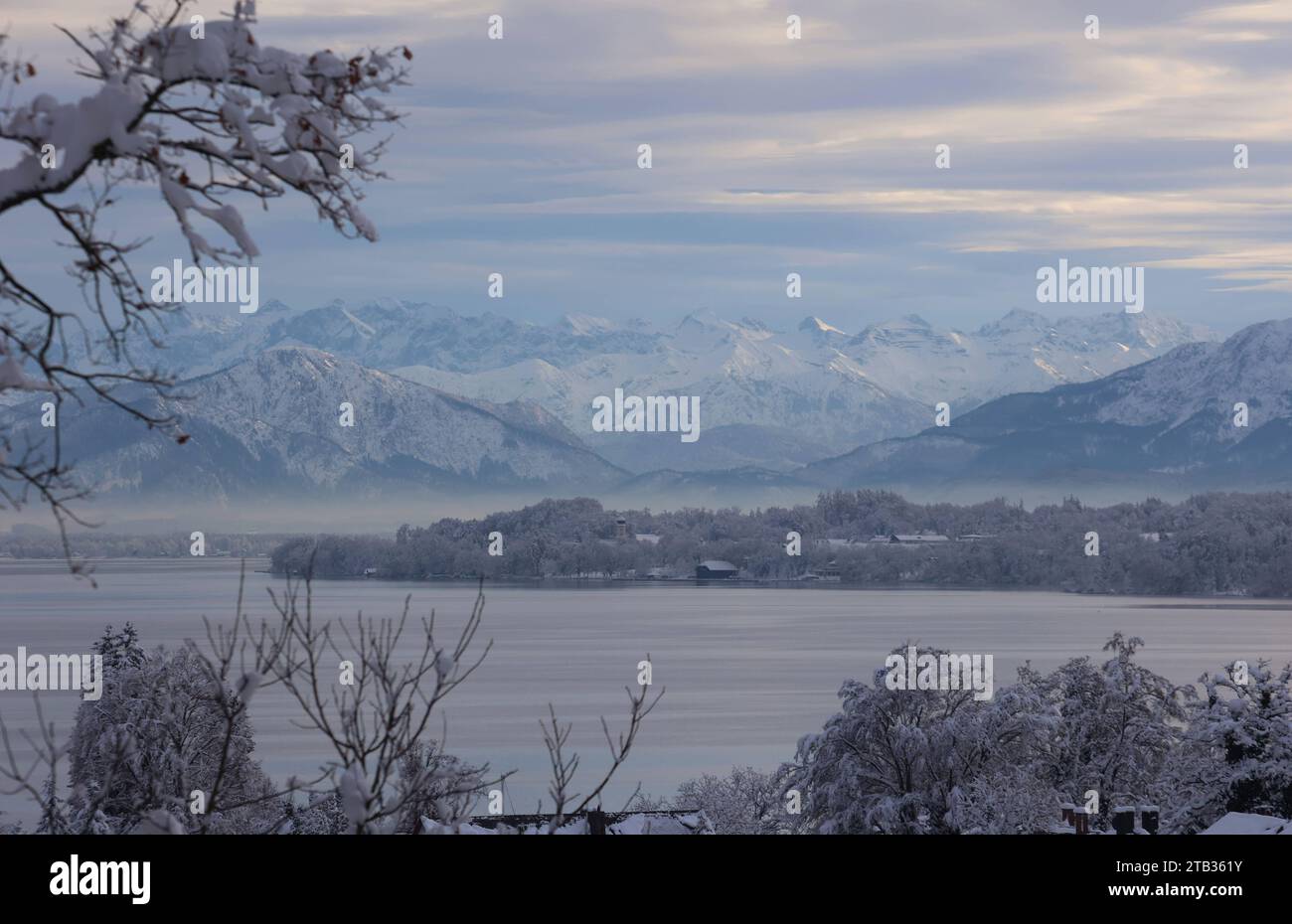Tutzing, Bayern, Deutschland 04. Dezember 2023: Ein Wintertag in ...