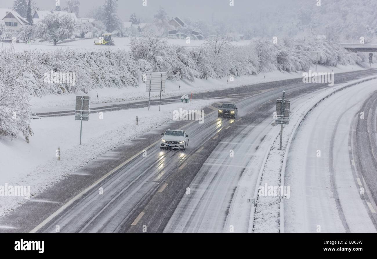 Schneebedeckte Strassenschilder Winterliche Strassenverhältnisse auf ...