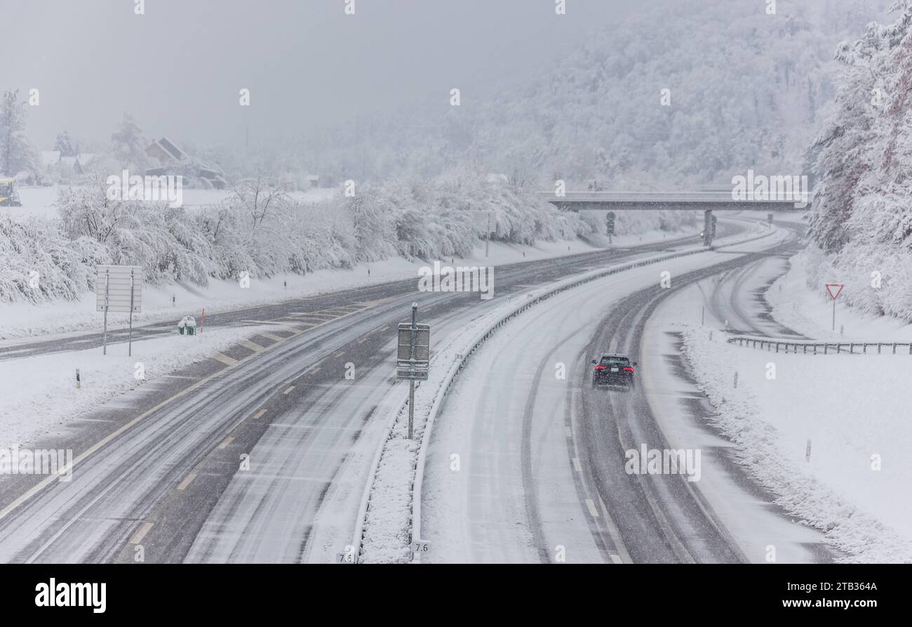 Schneebedeckte Strassenschilder Winterliche Strassenverhältnisse auf ...