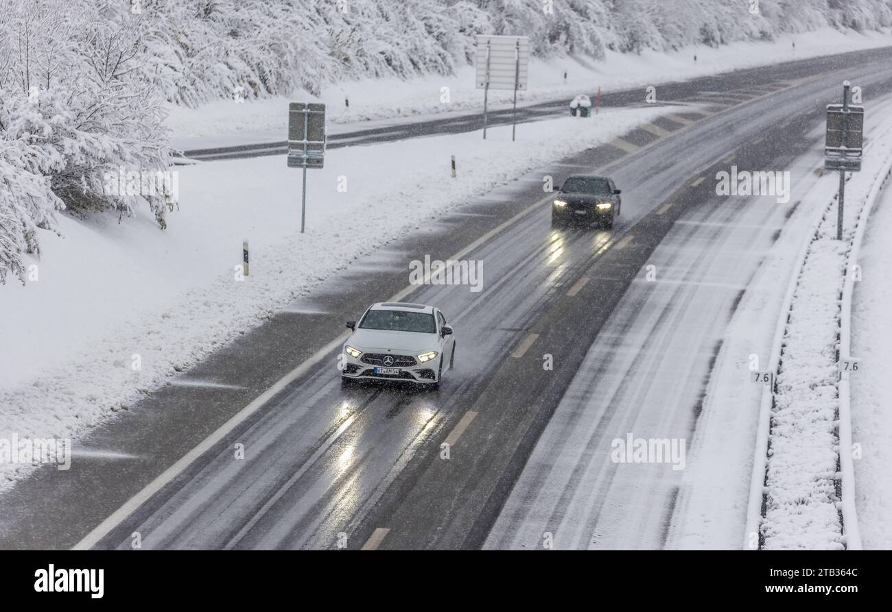 Schneebedeckte Strassenschilder Winterliche Strassenverhältnisse auf ...