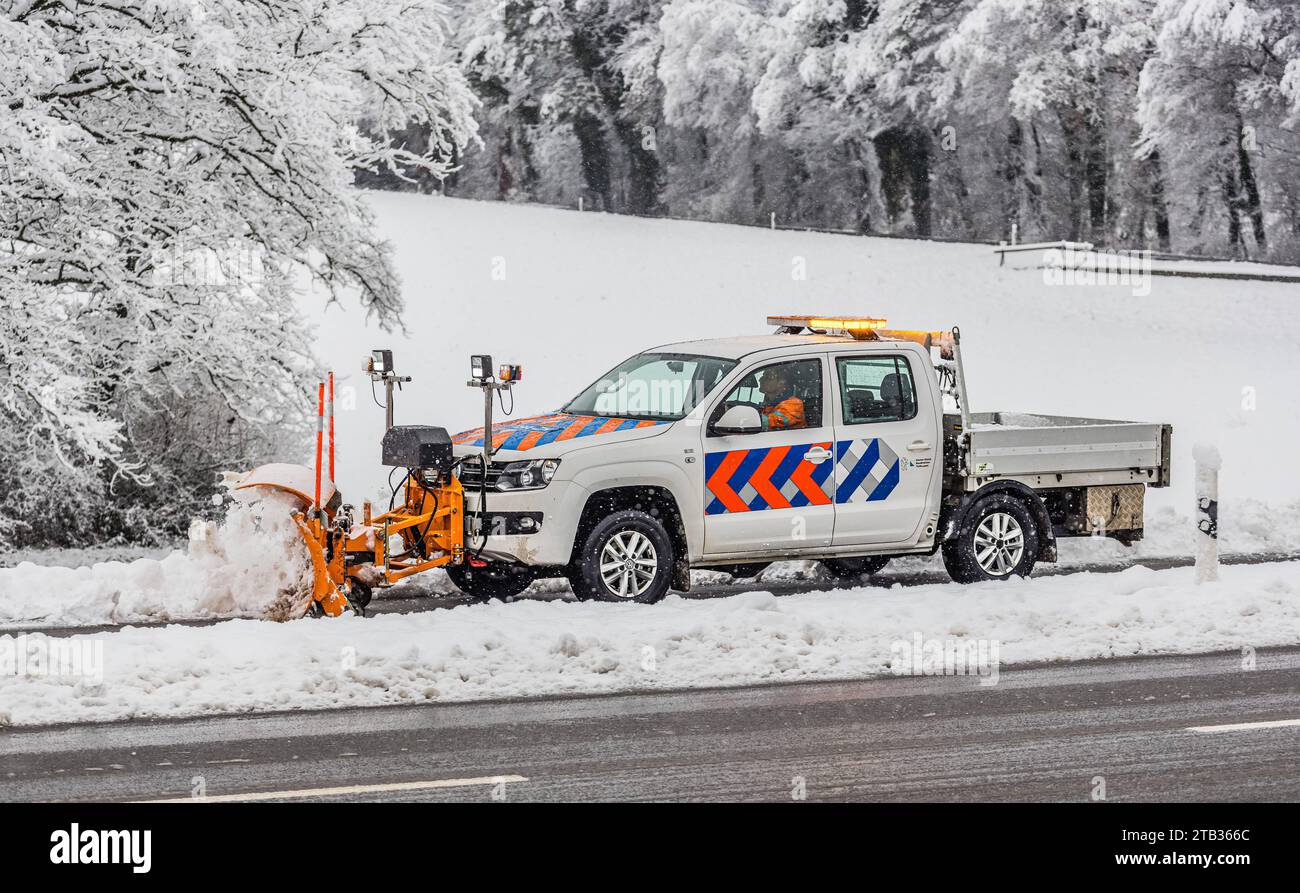 Winterdienst Ein Schneepflug des Zürcher Tiefbauamtes räumt einen ...